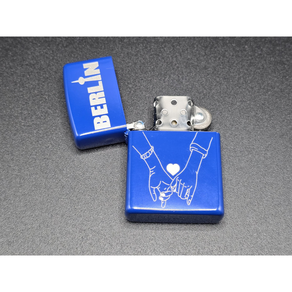 Personalisierbares Benzinfeuerzeug mit Berlin Symbol Gravur – Blaues ...